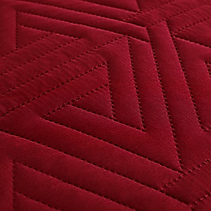 Whale Flotilla Soft Queen Size Quilt Set for All Seasons, 3-Piece Ultrasonic Geometric Bedding Set, Lightweight Reversible Bedspread, Coverlet, Bed Cover with 2 Pillow Shams, Red