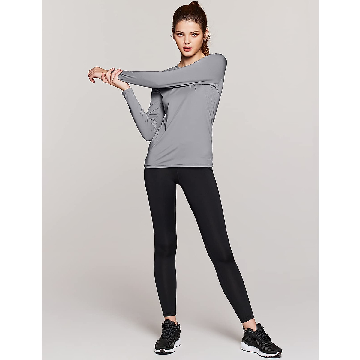 ATHLIO Women's UPF 50+ Long Sleeve Workout Shirts, UV Sun Protection Running Shirt, Dry Fit Athletic Tops, V Neck 2pack Navy/Charcoal, Large