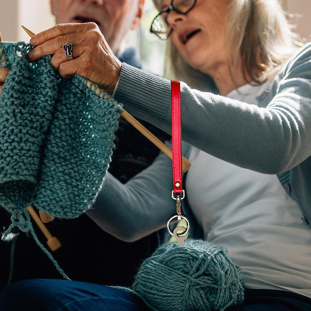 HSOKEW 5Pcs Portable Wrist Yarn Holder, Wooden Wrist Yarn Holder with Wrist Strap String Dispenser Minder to Prevent Yarn Tangling Misalignment Gift for Crochet Yarn Craft Lovers