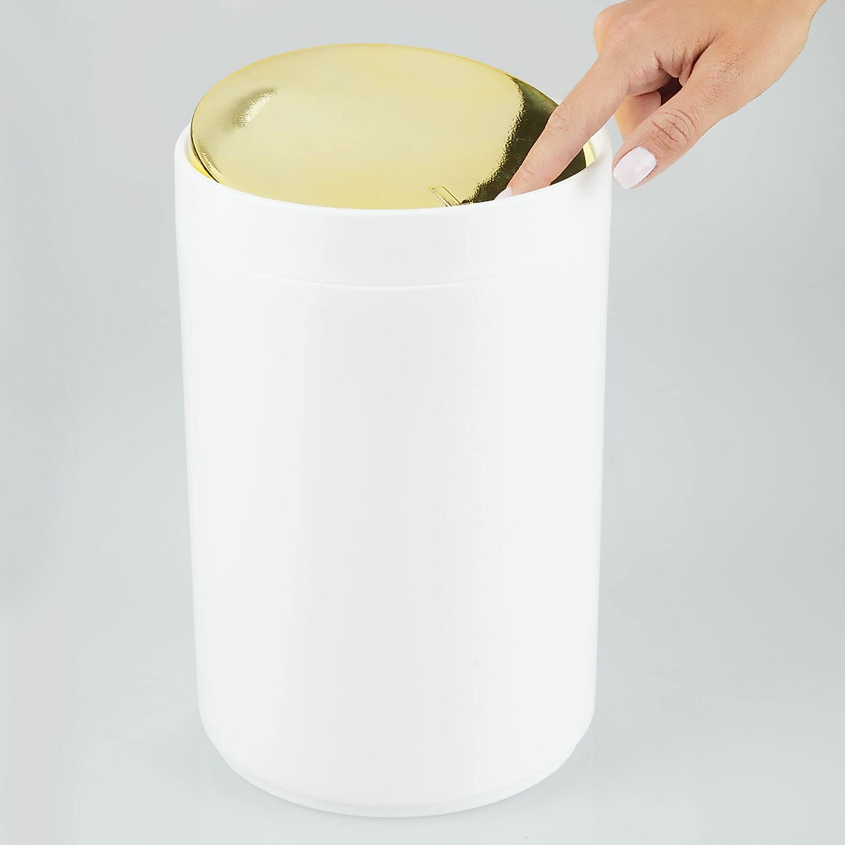 mDesign Small Round Plastic Trash Can Wastebasket, Garbage Container Bin with Swing Top Lid - for Bathrooms, Kitchens, Home Offices - 1.3 Gallon/5 Liter - White/Gold
