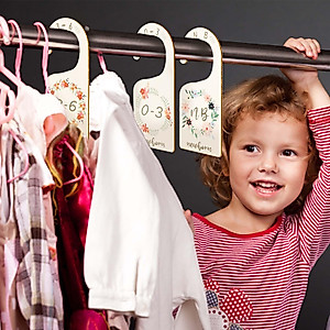 7pcs Baby Clothes Dividers for Closet, Beautiful Month Wooden Baby Closet Dividers Organizers from Newborn to 24 Months Nursery Closet Divider Hangers with Wreath Decoration for Infant Wardrobe