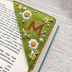 Lifemaison Personalized Hand Embroidered Corner Bookmark,Felt Triangle Page Stitched Corner Handmade Bookmark,Unique Cute Flower Letter Embroidery Bookmarks Accessories for Book Lovers
