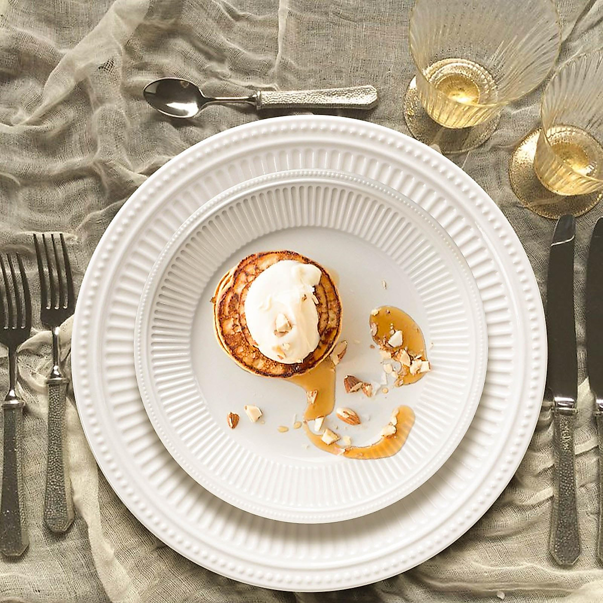 Artena Ceramic Dinner Plates Set of 4, 10.5 inch Embossed White Kitchen Plates for Salad, Dessert, Appetizer, Steak, Serving Dishes for Entertaining, Modern Large Flat Plates for Restaurant, Parties