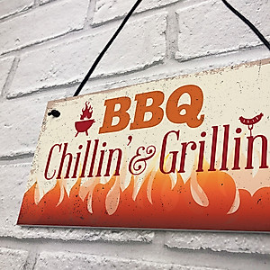 XLD Store BBQ Chillin & Grillin Barbecue Outdoor Garden Plaque Kitchen Bar Shed Sign Gift for Dad