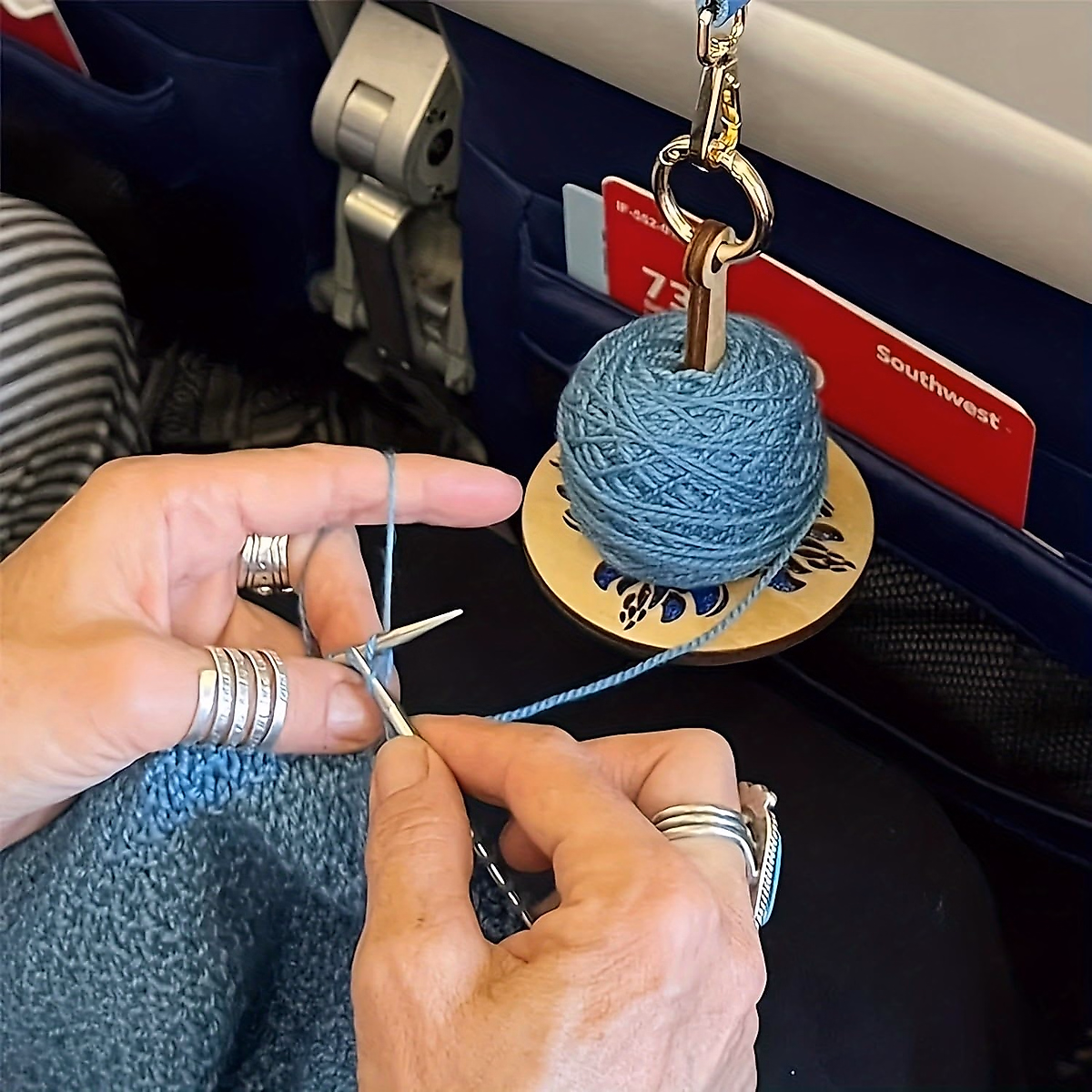 Portable Wooden Wrist Yarn Holder with Strap for Knitting and Crocheting, Yarn Ball Storage Stand, Prevents Yarn Tangling and Misalignment (Green)