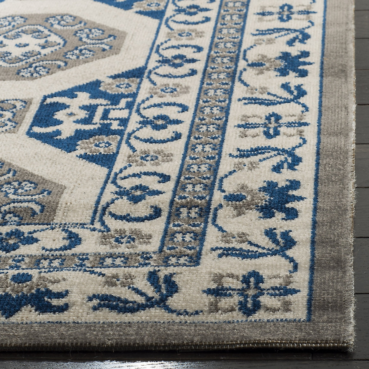 SAFAVIEH Patina Collection Accent Rug - 4' x 6', Blue & Ivory, Oriental Design, Non-Shedding Machine Washable & Slip Resistant Ideal for High Traffic Areas in Foyer, Living Room, Bedroom (PTN320D)