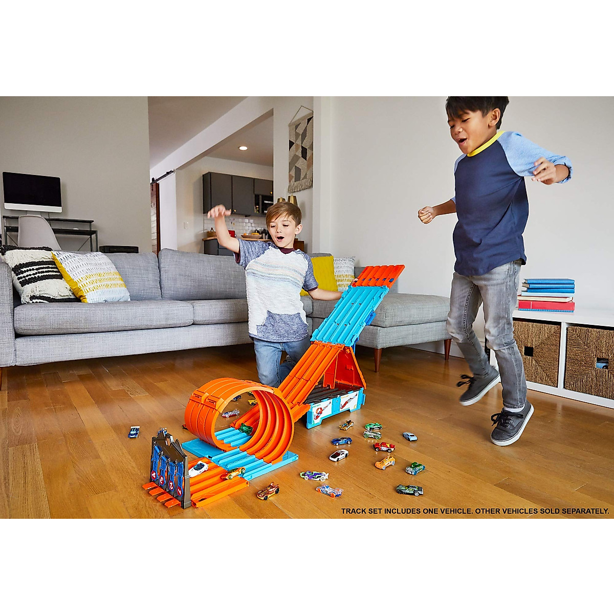 Hot Wheels Race Crate with 3 Stunts in 1 Set Portable Storage Ages 6 to 10