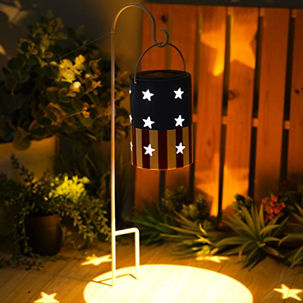Patriotic Lantern Hanging Solar Lantern American Patriotic Independence Day Garden Lantern Outdoor Lantern Decorative Waterproof LED Solar Patriotic Flag Lights Garden Stakes Tabletop Lamp