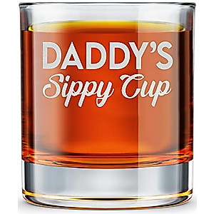 DADDY FACTORY Daddy's Sippy Cup Whiskey Glass - Funny New Dad Gifts - 10.25 oz Engraved Old Fashioned Bourbon Rocks Glass for Expecting Father, Dad Birthday Gift
