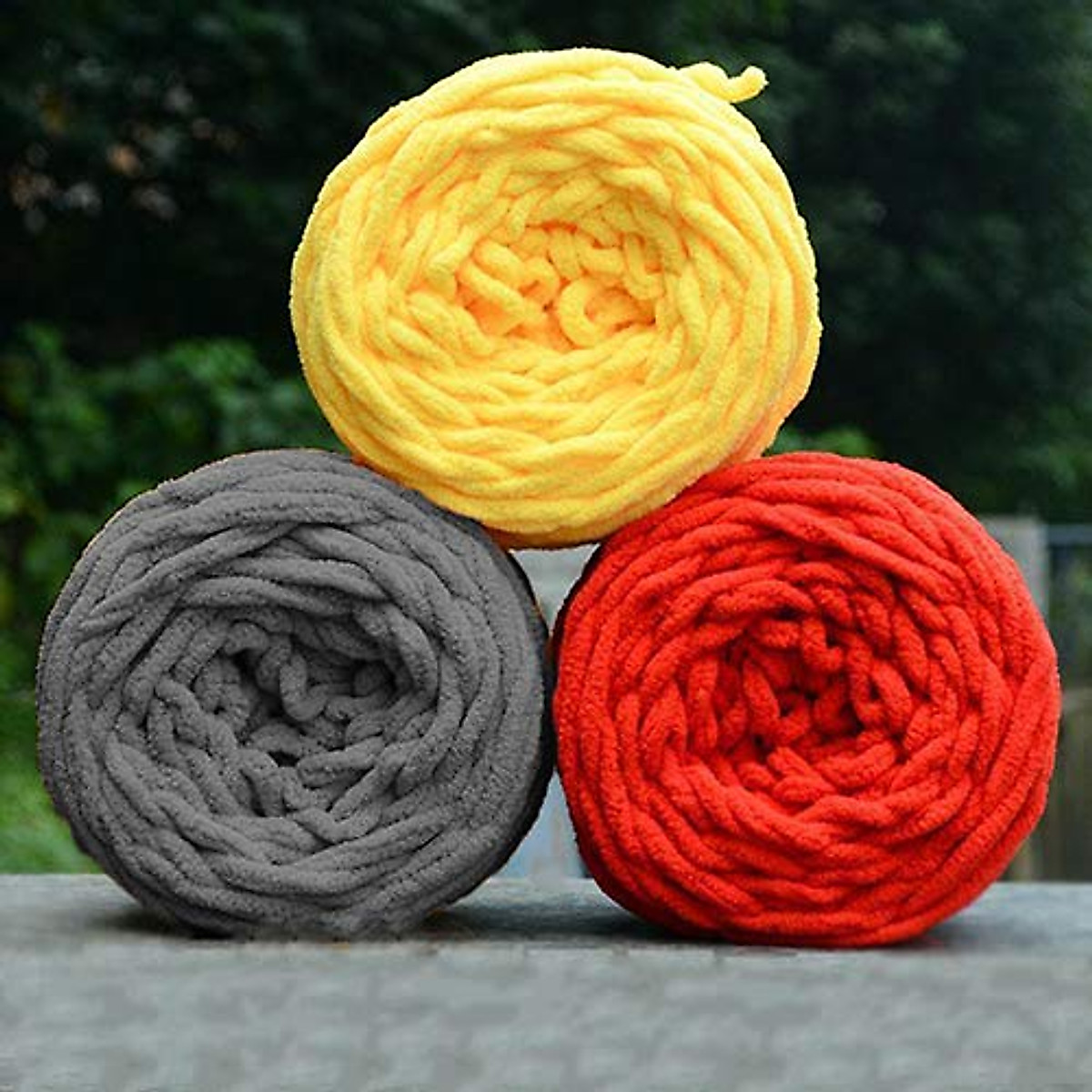 Chunky Yarn, Super Soft Acrylic Bulky Thick Washable Yarn for Arm Knitting DIY Handmade Blankets Scarf Sweater White 100g