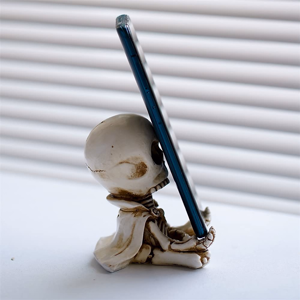 Cute Medidating Skull Dashboard Phone Holder for Car, Car Phone Mount, Skull Car Interior Accessories, Home Office Gothic Halloween Decorations