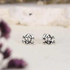 AeraVida Stylish Sterling Silver Skull & Crossbones Post Stud Earrings