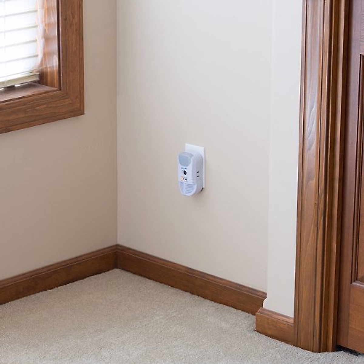 Good Life, Inc. Ultimate AT Ultrasonic Pest Repeller - Indoor Rodent and Bug Repellent Plug-in - Effective for Mice, Rats, Roaches, Scorpions, Insects - Utilizes Ultrasonic Sounds & Air Cleansing Ions