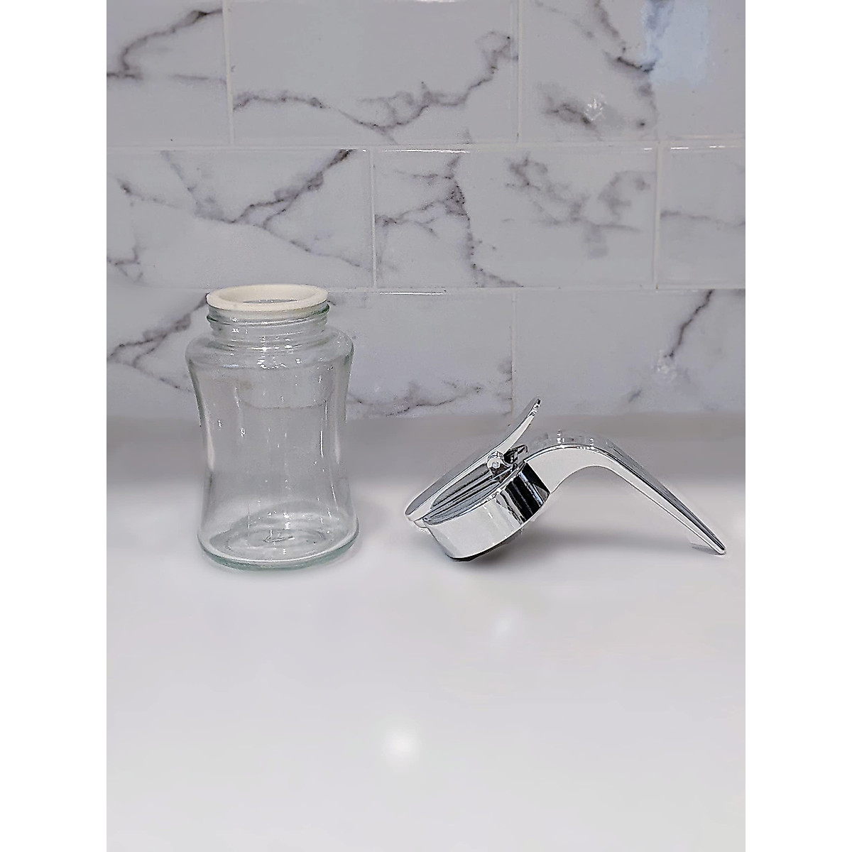 J&M DESIGN Glass Syrup Dispenser Bottle for Maple Syrup, Honey Pot or Sugar Jar W/Handle Shaker For Pancakes, Coffee, Cereal Bowl, Tea Pour Spout Lid Easy Spoon Measure 7.5oz Container Holder