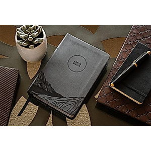 Santa Biblia NTV, Edición compacta, letra grande (SentiPiel, Carbón, Índice, Letra Roja) (Spanish Edition)