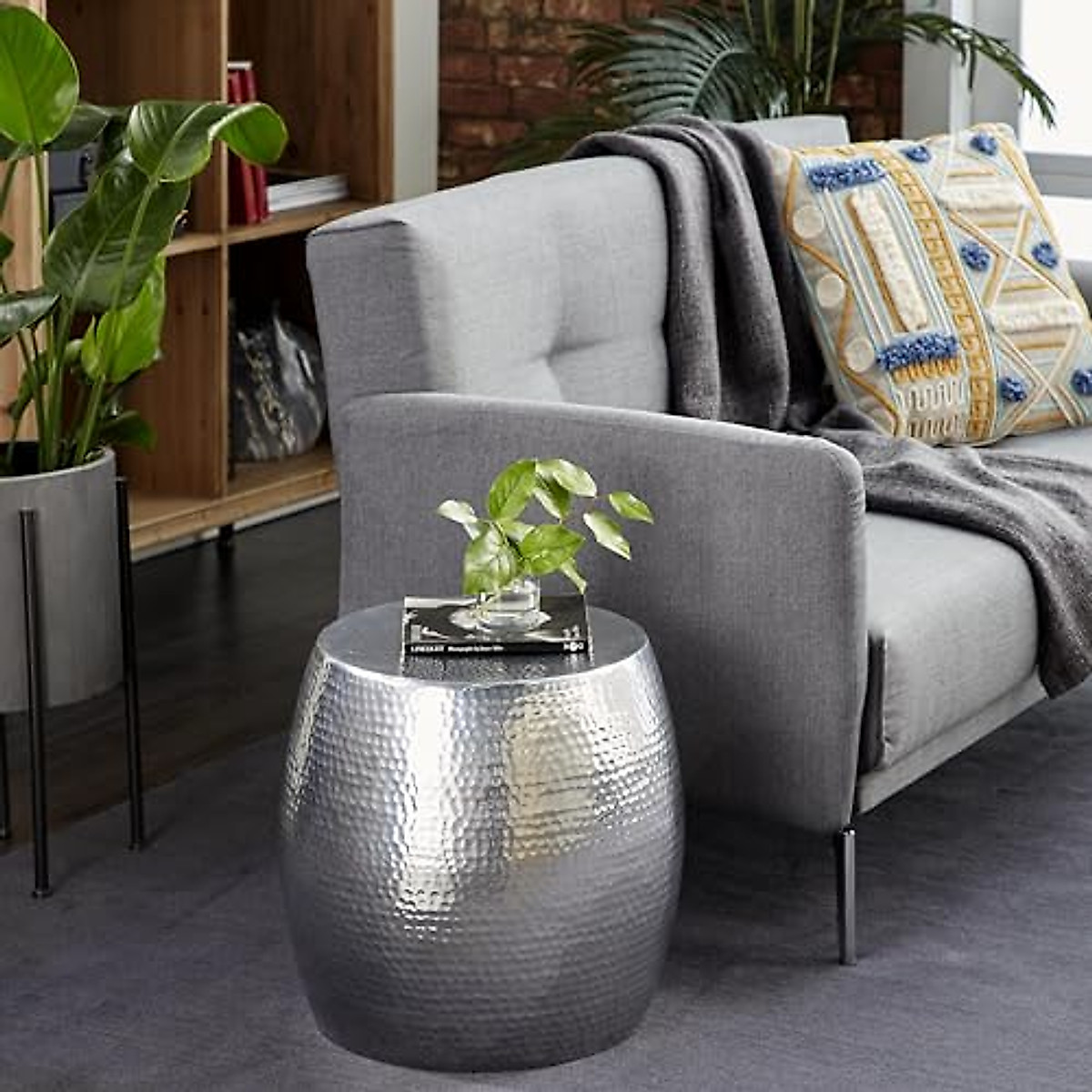 Deco 79 Aluminum Metal Side End Accent Table Drum Shaped End Table with Hammered Design, Side Table 14" x 14" x 16", Silver