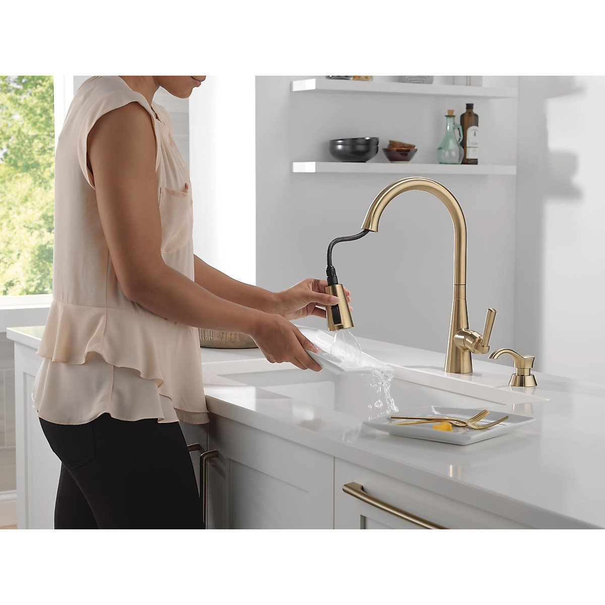 Delta Faucet Boyd Kitchen Faucet with Soap Dispenser, Kitchen Faucets with Pull Down Sprayer Gold, Kitchen Sink Faucet with Magnetic Docking Spray Head, Champagne Bronze 19893Z-CZSD-DST