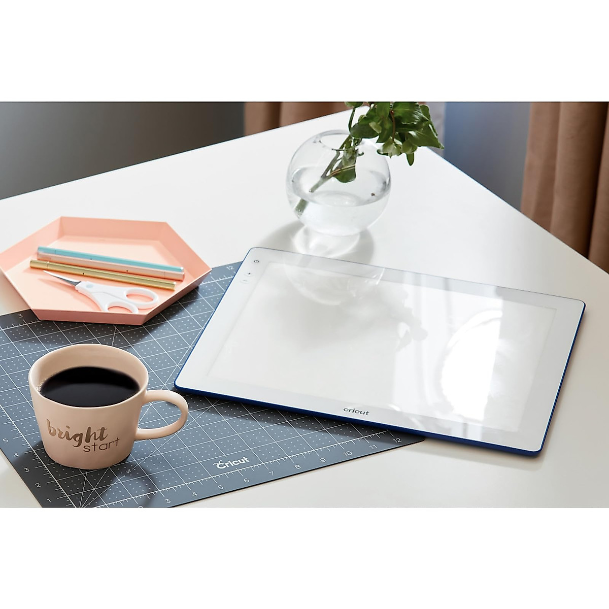 Cricut BrightPad Go (29.2 cm x 22.8 cm), Flexible LED Light, Five Brightness Settings Up to 4200 Lumens, Cordless and Portable Drawing Light Pad for Tracing, Weeding Vinyl, Sketching, Diamond Painting
