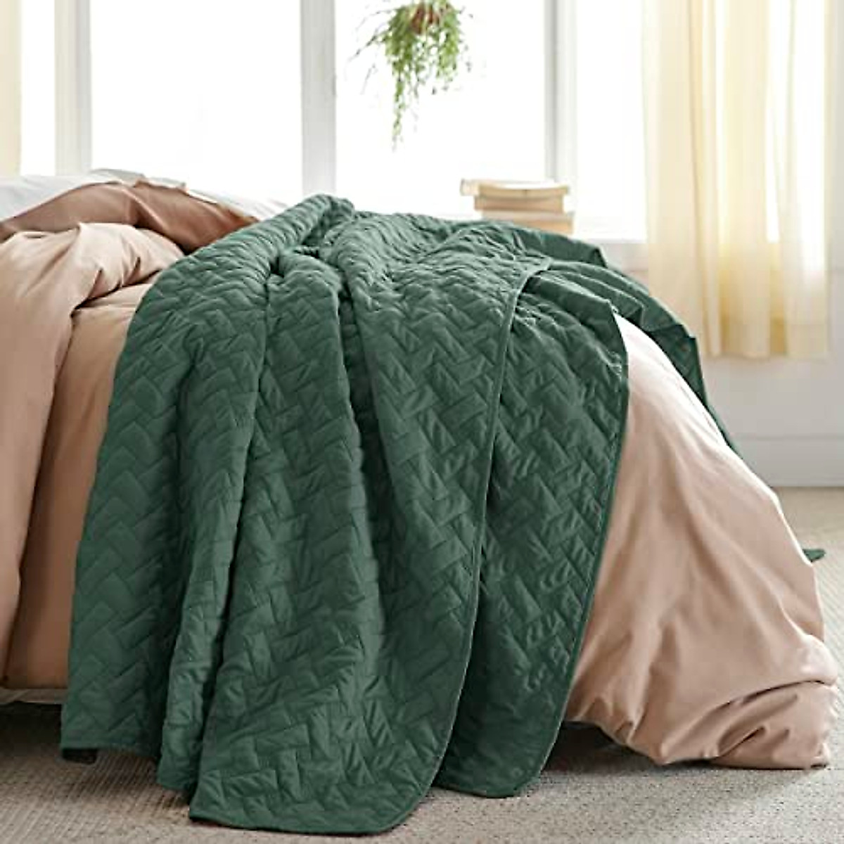 Bedsure Queen Quilt Bedding Set - Lightweight Summer Quilt Full/Queen - Dark Green Bedspreads Queen Size - Bedding Coverlets for All Seasons (Includes 1 Quilt, 2 Pillow Shams)