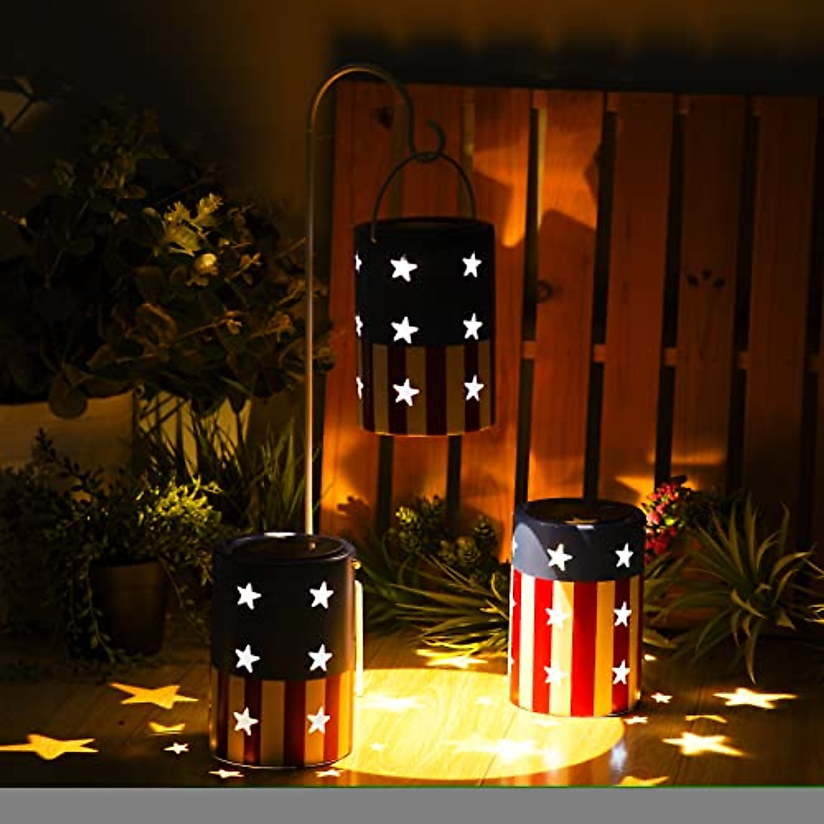 Patriotic Lantern Hanging Solar Lantern American Patriotic Independence Day Garden Lantern Outdoor Lantern Decorative Waterproof LED Solar Patriotic Flag Lights Garden Stakes Tabletop Lamp