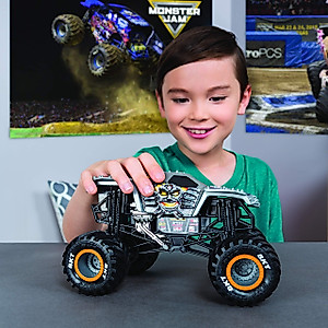 Monster Jam, Official Max D Monster Truck, Die-Cast Vehicle, 1:24 Scale