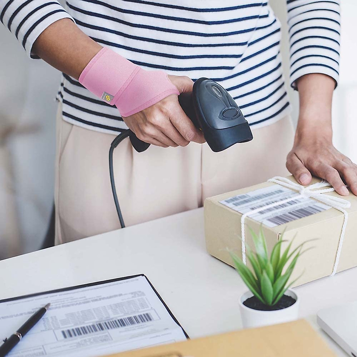 Bracoo Wrist Compression Wrap Brace for Carpal Tunnel, Adjustable Support Strap bands,Weightlifting, Fitness, Tendonitis, Arthritis, Joint Pain Relief, Wrist Tendonitis, Right & Left Hand, WS10