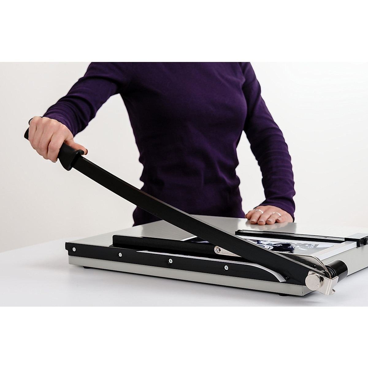 Dahle Vantage 18e Paper Trimmer, 18" Cut Length, 15 Sheet, Automatic Clamp, Adjustable Guide, Metal Base with 1/2" Gridlines, Guillotine Paper Cutter