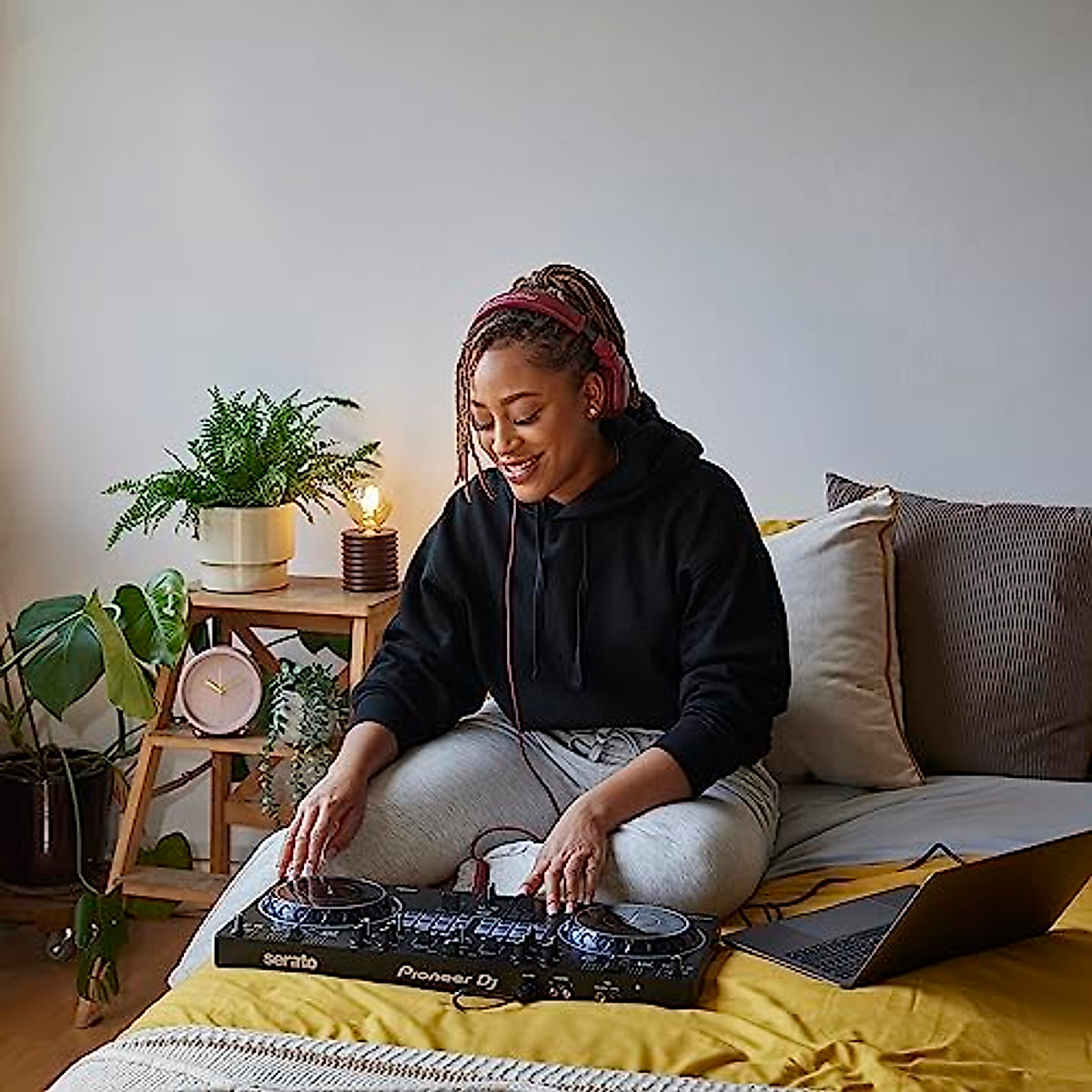 Pioneer DJ DDJ-REV1 2-deck Serato DJ Controller