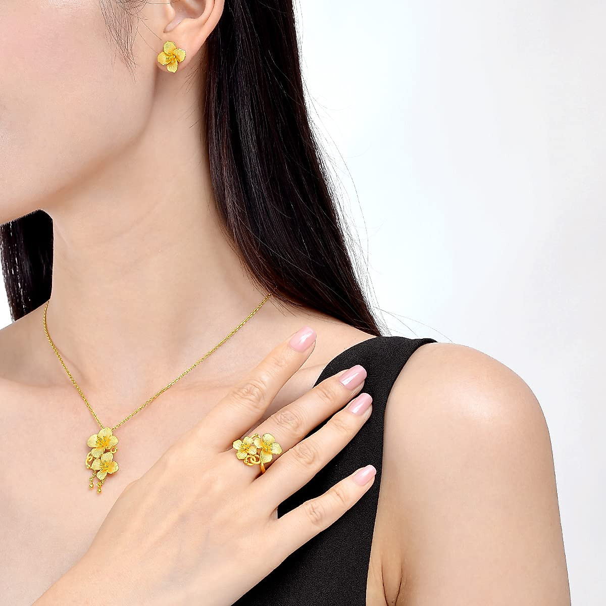 CHOW SANG SANG 999.9 24K Gold Price-by-Weight 4.49g Gold Hydrangeas Stud Earrings for Women and Wedding Occasion 86594E (0.12 tael/ 4.49 Grams, Gold)