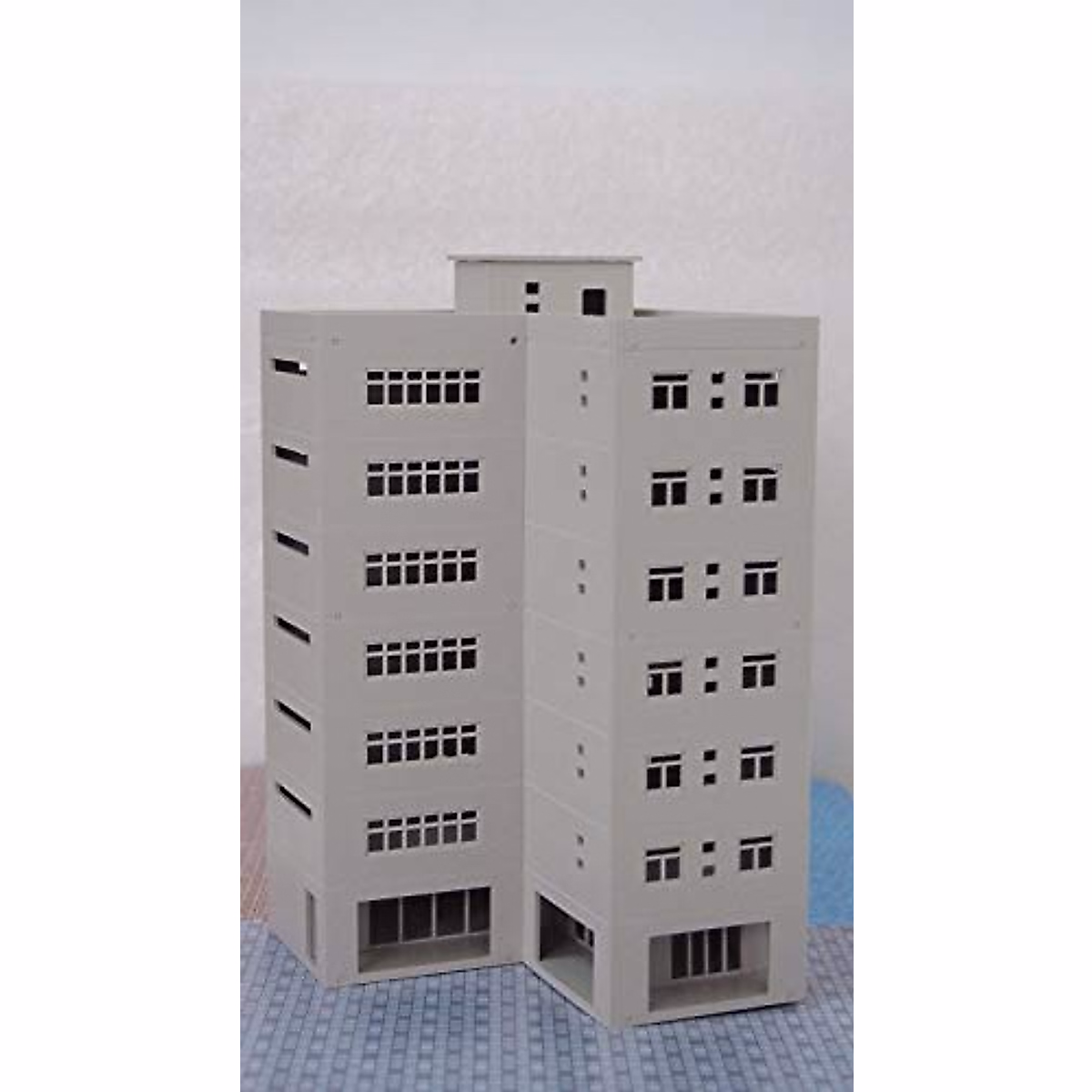 Outland Models Railway Modern Large Business Building / Office N Scale 1:160