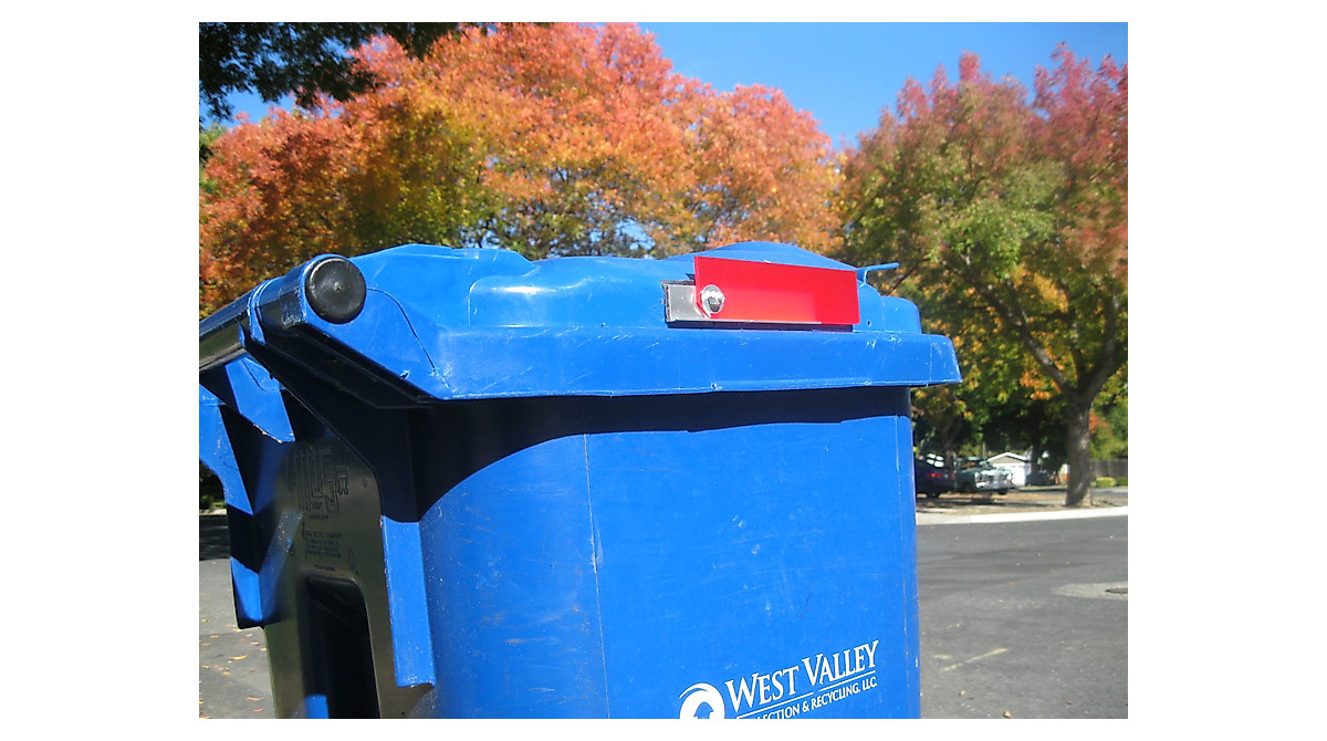 Trash Bin Alert Flag - Simplify Curbside Pickup