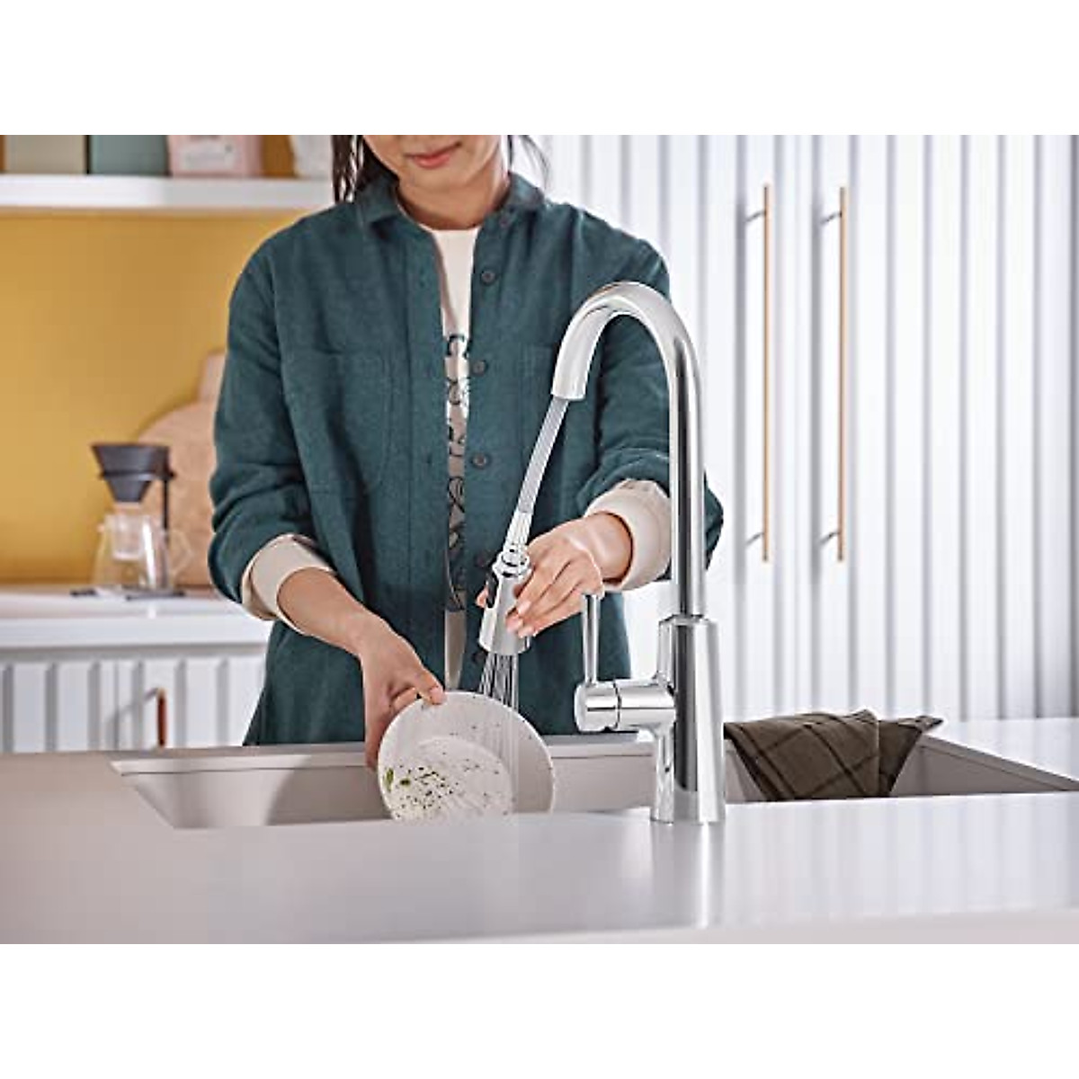 Moen 7402EW Riley Single Handle Chrome High Arc Pull Down Kitchen Faucet with Motionsense Wave, Power Clean Spray Technology, and Reflex System, Sensor, Modern, Aa Batteries