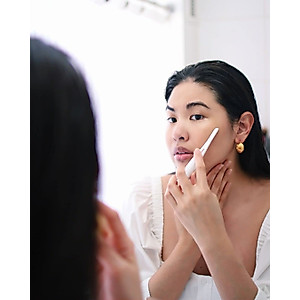 Finishing Touch Flawless Dermaplane Glo Lighted Facial Exfoliator - Non-Vibrating and Includes 6 Replacement Heads, White/Rose Gold