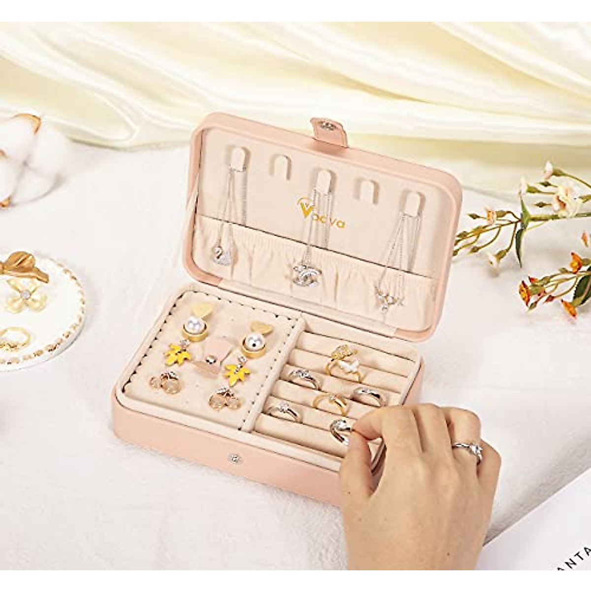 Voova Small Jewelry Organizer Box, Travel Jewelry Case for Women Teen Girls, Mini PU Leather Portable Jewellery Storage Boxes Holder with Smart Earrings Plate for Necklaces Rings Bracelets, Pink