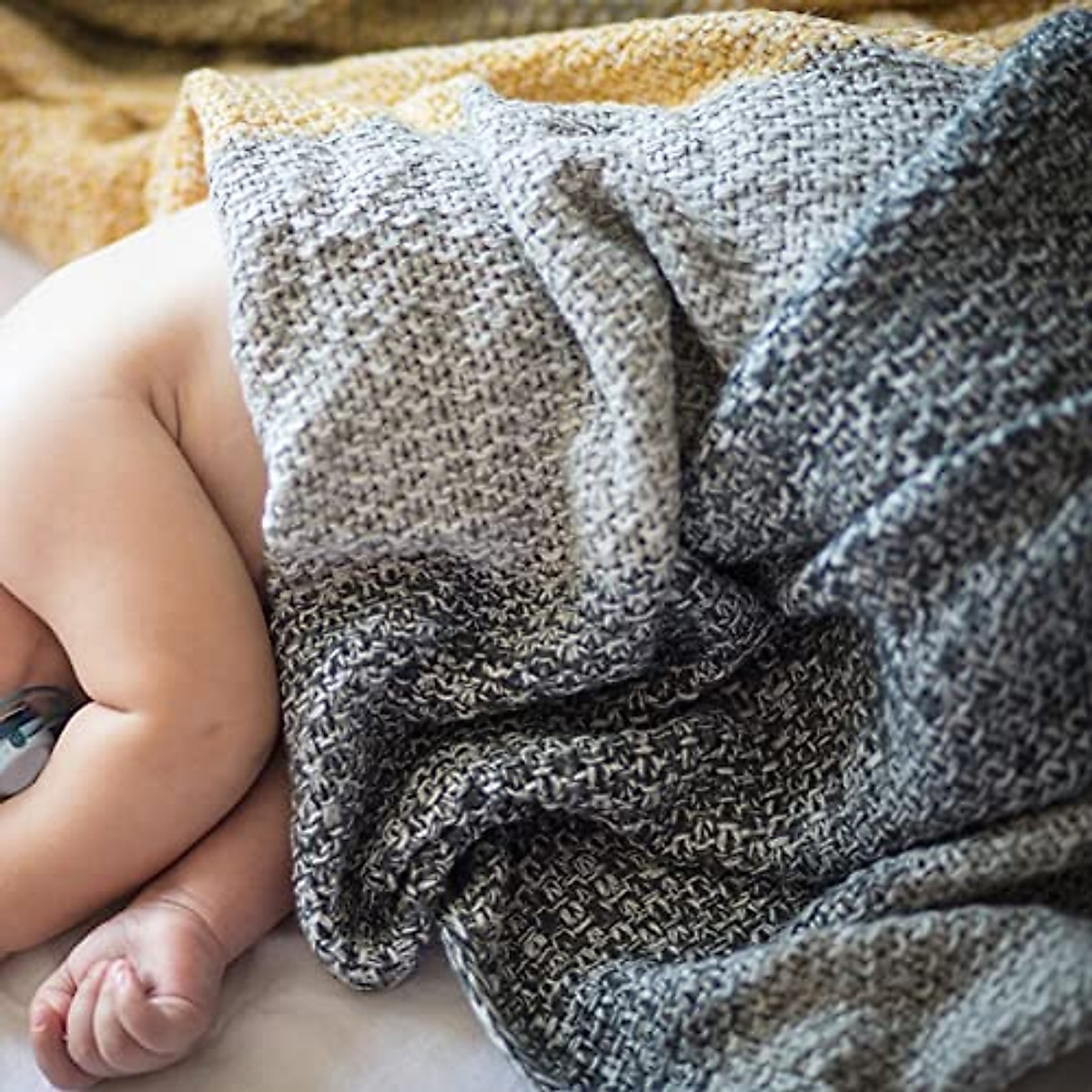 Fuzzy Knitting Yarn Medium Thick Skeins Wool Yarn for Knitting and Crocheting Super Soft Lightweight Crochet Yarn Breathable Knitting Fabric for Beginners DIY Craft Projects, 150g/Ball