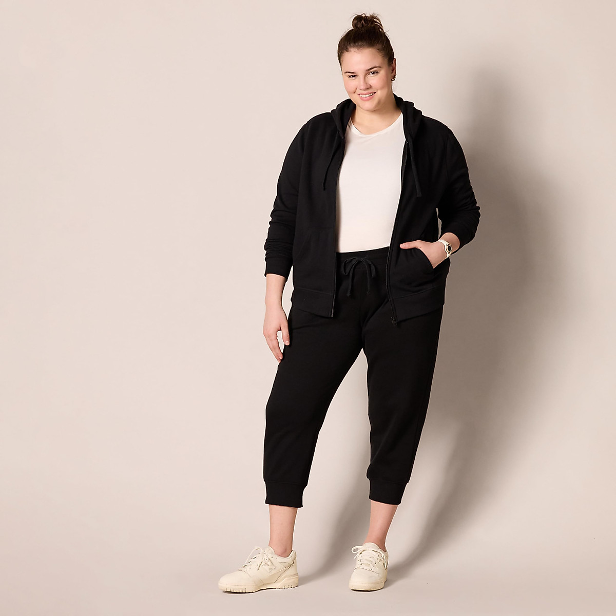 Amazon Essentials Women's Fleece Capri Jogger Sweatpant (Available in Plus Size), Black, X-Large