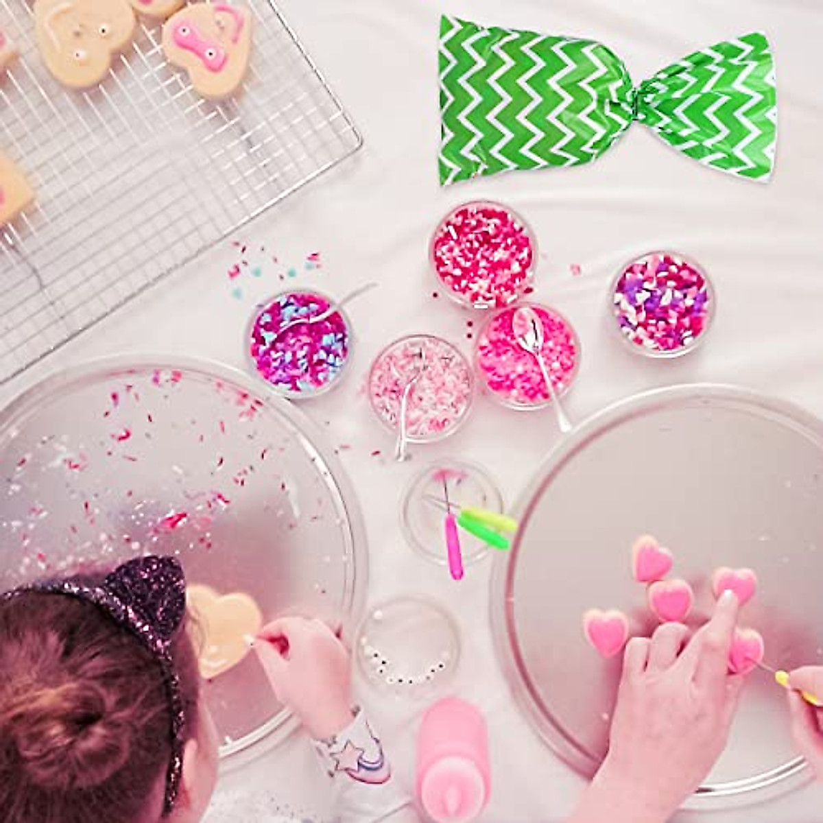 Aneco 100 Pack Green and White Cellophane Bags Plastic Candy Bags Gift Bags Goodie Bags with Twist Ties for Valentine, Birthday, Gift Cookie Snack Packing Party Favor Supplies