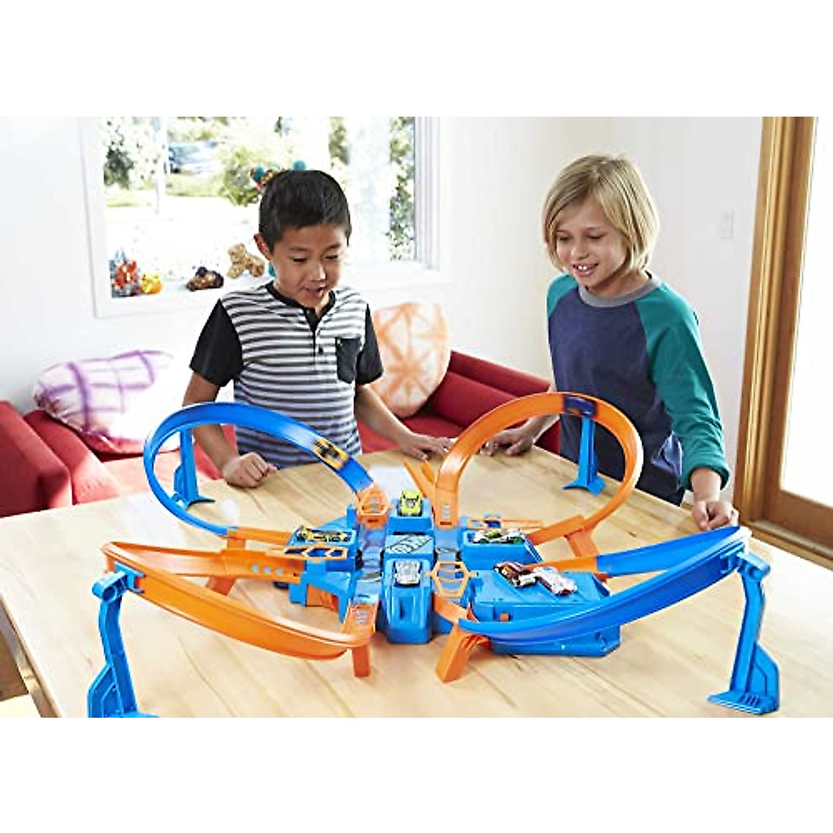 Hot Wheels Toy Car Track Set, Criss Cross Crash with 1:64 Scale Vehicle, Powered by a Motorized Booster [Amazon Exclusive]