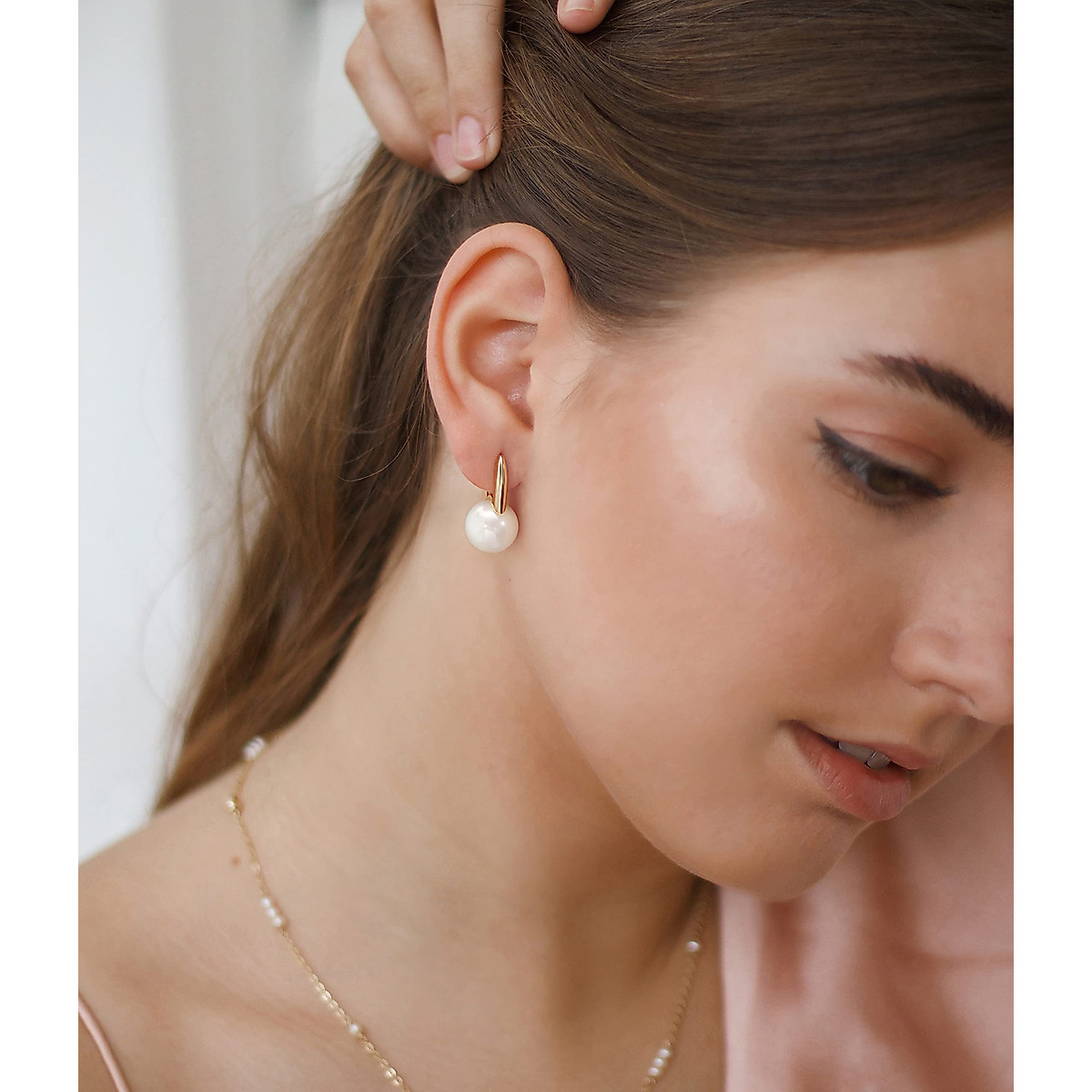 Aobei Pearl 18K Gold Plated Leverback Hoop Handpicked White Round Shell Pearl Drop Dangle Earring for Women Minimalist Simulated Pearl Ear Jewelry for Wedding Bridesmaids Gift