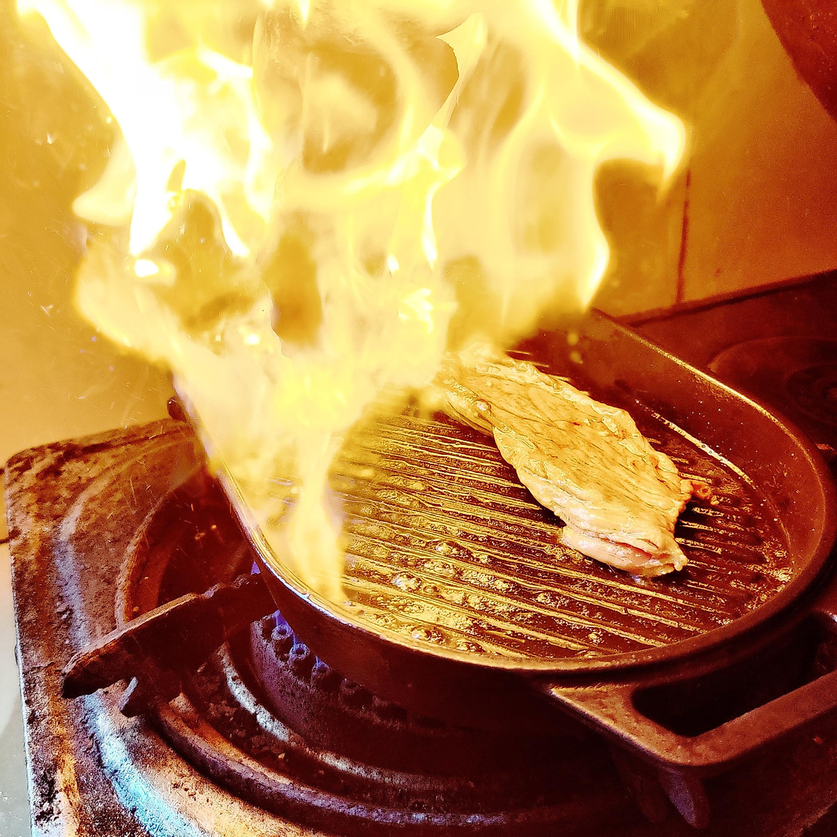 JIN BETTER GRILL PARTS New Skillet with Insulated Wooden Cushion and Removable Handle Compatible with Gas Cooktops and Grills