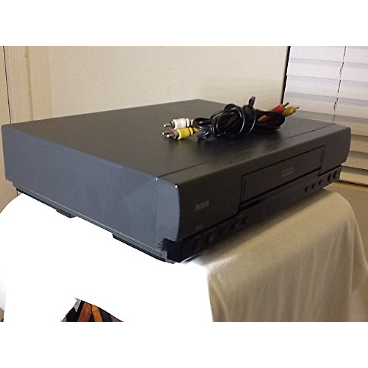 RCA VR327 VCR Video Cassette Recorder 4-Head Hi-Fi Stereo VHS Player. On-Screen Programming. Works Great. Comes with A/V Cable for TV Connection