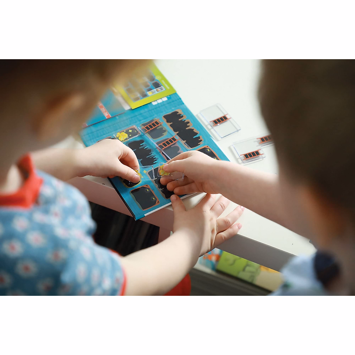 SmartGames Coral Reef Tin Box Magnetic Travel Game with 48 Challenges for Ages 4+