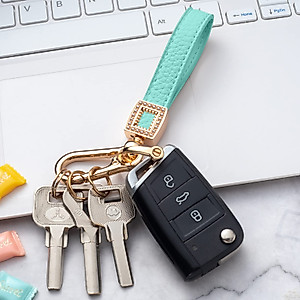 Gematay Microfiber Leather Car Keychain, Universal Car Key Fob Keychain Holder for Men and Women with 3 Keyrings, Anti-lost D-ring and Carabiner Clip, Mint green