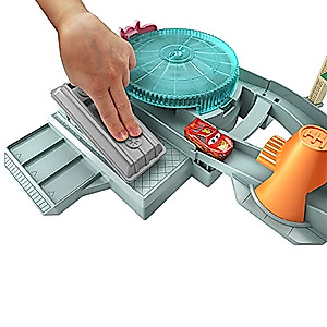 Mattel Disney Car Toys Mini Racers Playset, Radiator Springs Spin Out with Pitty & Exclusive Lightning Mcqueen Toy Car