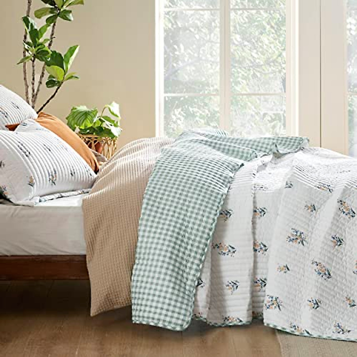 Bedsure California King Quilt Set - Reversible Floral Quilt Bedding Set, Botanical Spring Flower Microfiber Lightweight Bedspread, Coverlet Set with 2 Pillow Shams for All Seasons (112"x104")