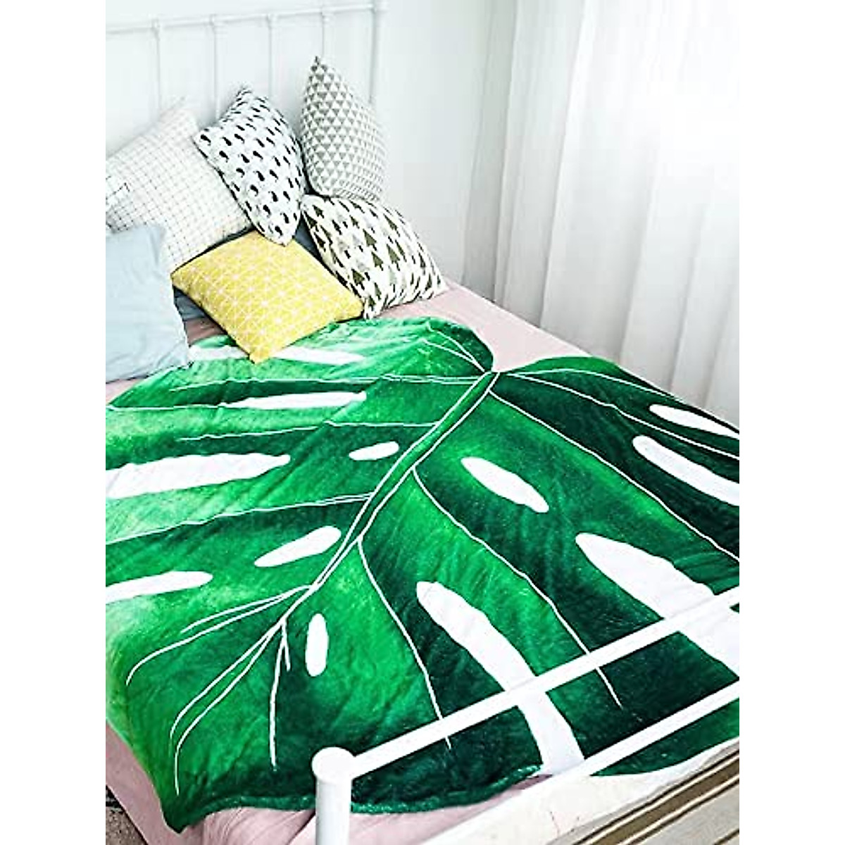 MSUIINT Leaf Shaped Blanket, Green Leaf Flannel Blanket, Soft Plush Green Plant Throw, Lightweight Comfortable Leaves Design Throw for Bed Couch Sofa Plant Lovers Gift 100x150CM/ 40 x 60 in