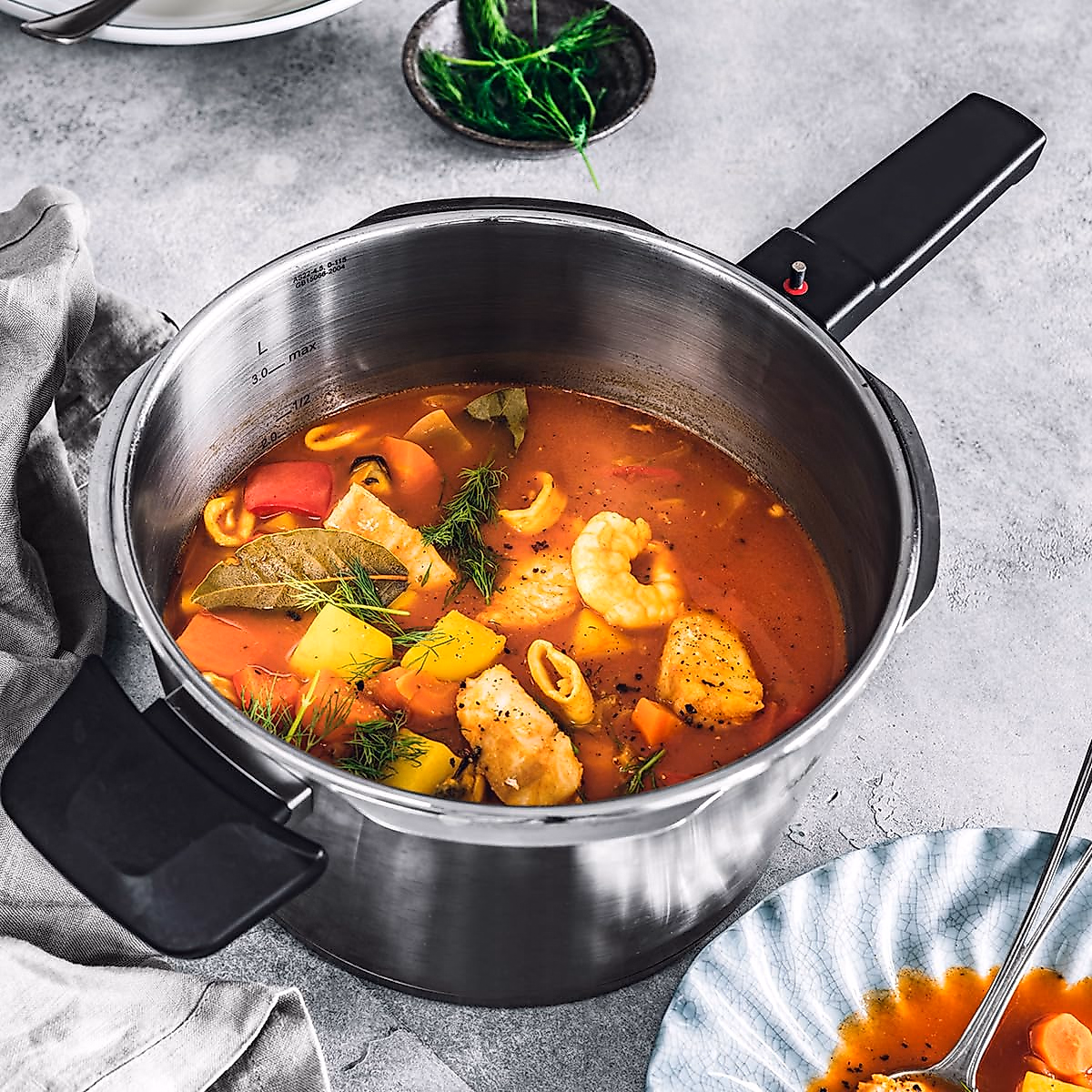 Fissler Vitaquick Premium Pressure Cooker Set, 4.8 Quart and Glass Lid