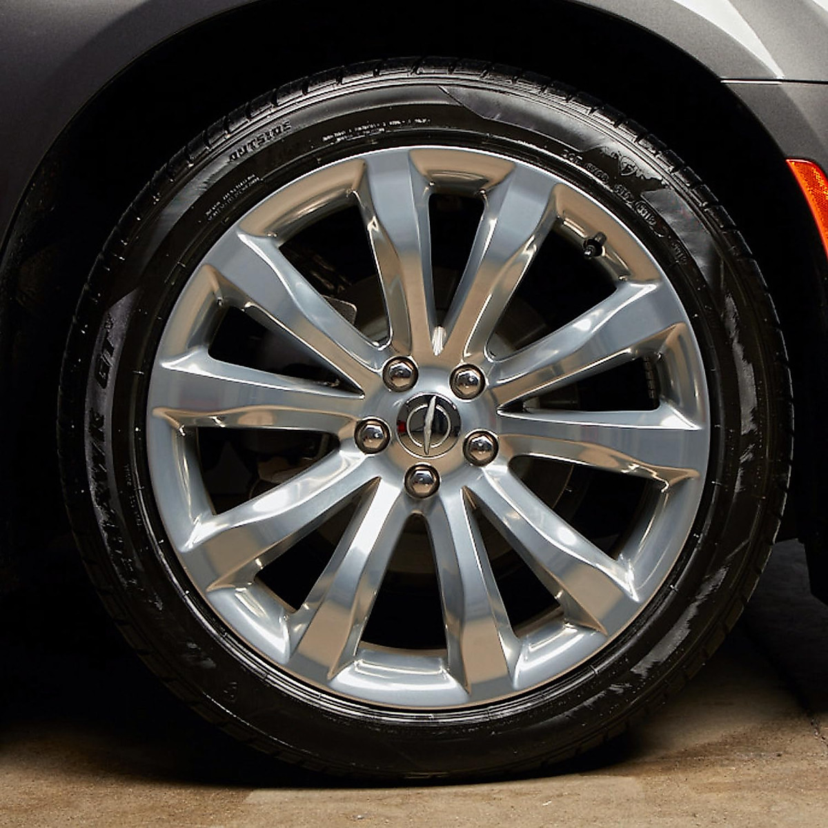 Extreme Tire Shine Gel by Armor All, Tire Shine for Restoring Color and Tire Protection, 18 Fl Oz