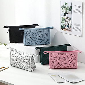 Checkered Makeup Bag for Women,Large Capacity Travel Cosmetic Bag Portable PU Waterproof Skincare Bag with Divider for Women