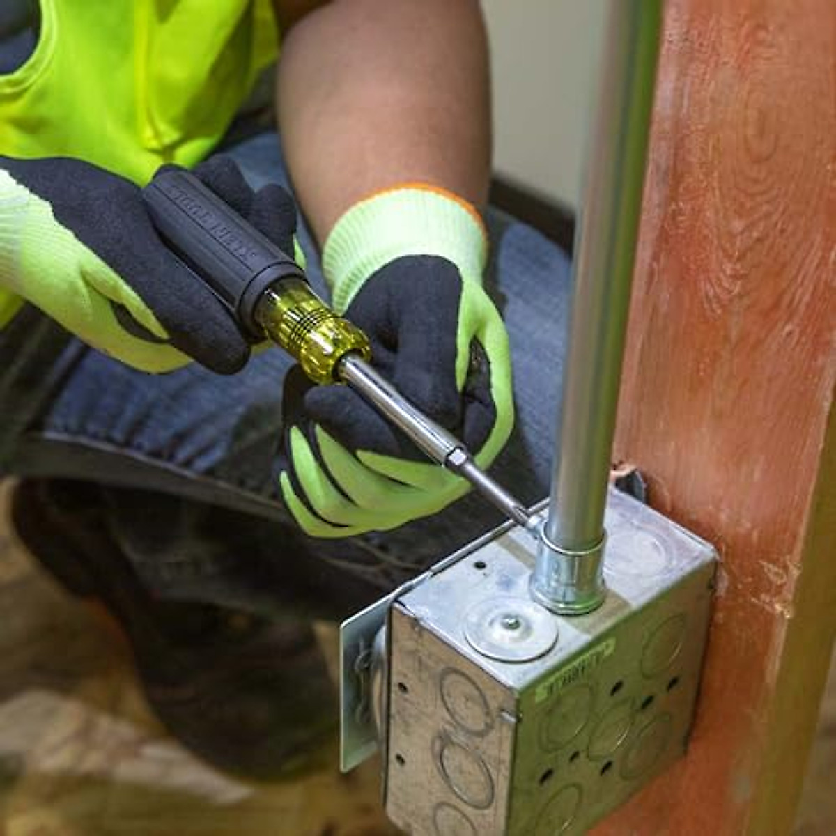 Klein Tools 32559 Multi-bit Screwdriver / Nut Driver, Extended Reach 6-in-1 Tool with Nut Driver, Phillips and Slotted Bits